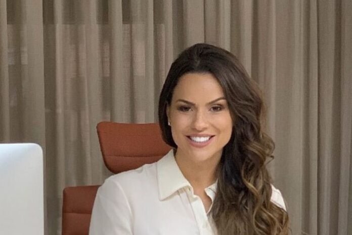 Ex-panicat Carol Dias é batizada em igreja evangélica | Folha Gospel