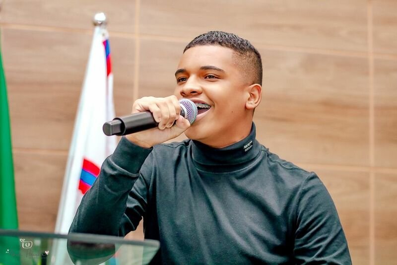 Cantor Kaiky Mello está com pneumonia e volta para o CTI | Folha Gospel