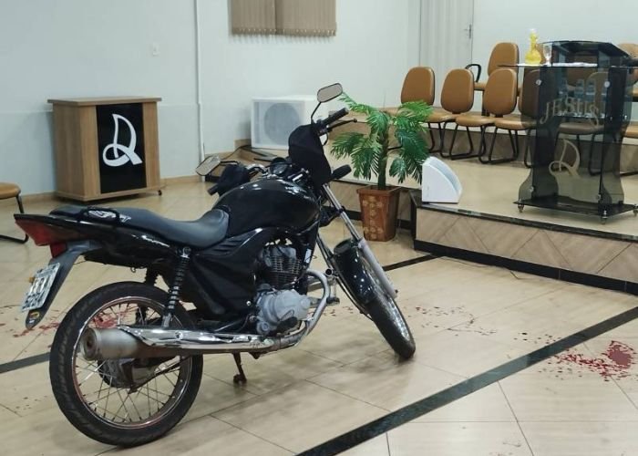 Homem invade Assembleia de Deus de moto e esfaqueia pastor e dois ...